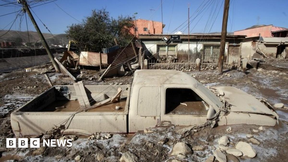 Chile floods death toll rises to 17 as clean-up begins - BBC News