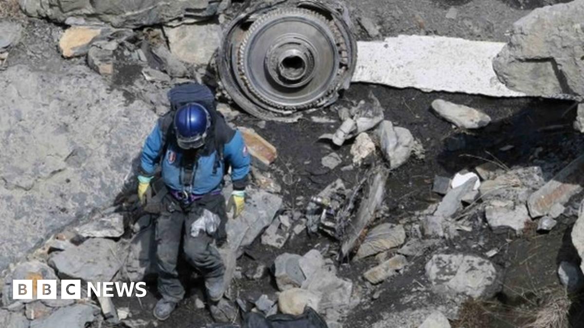 Alps crash: Lubitz 'had treatment for suicidal tendencies' - BBC News