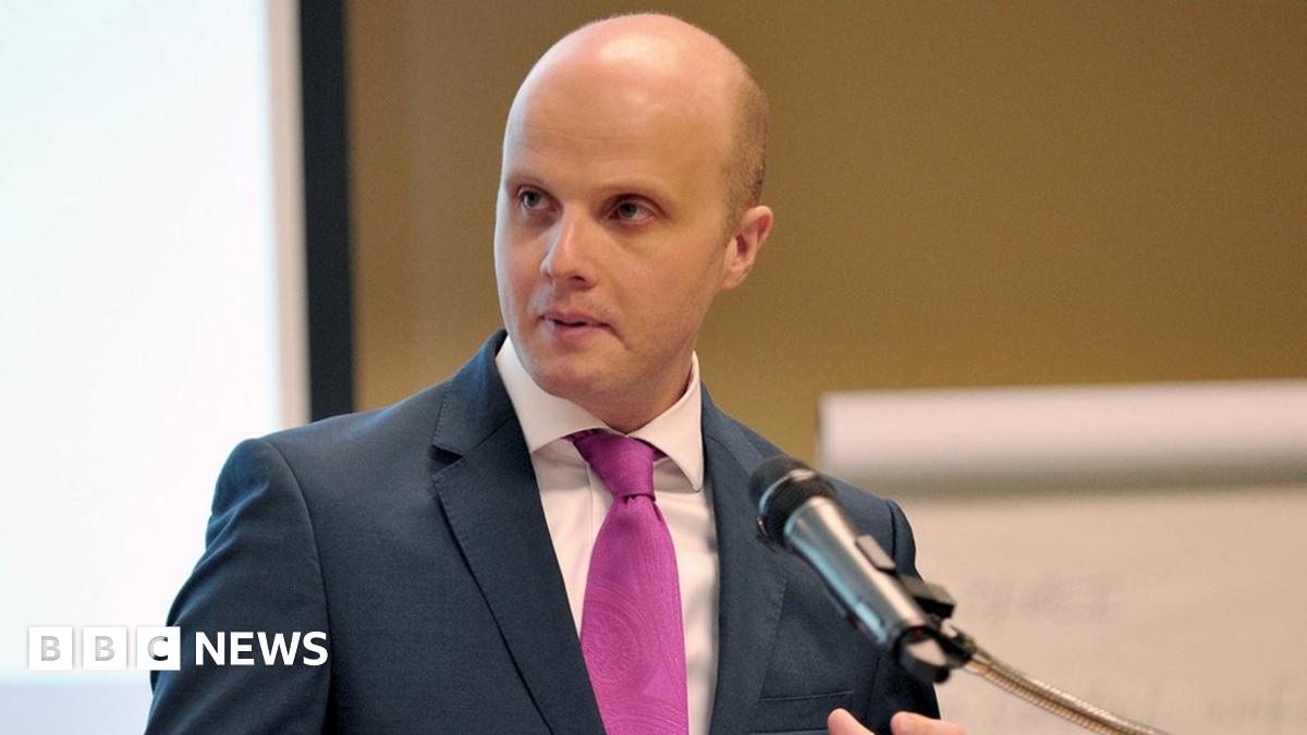 Northamptonshire PCC Adam Simmonds to stand down in 2016 - BBC News
