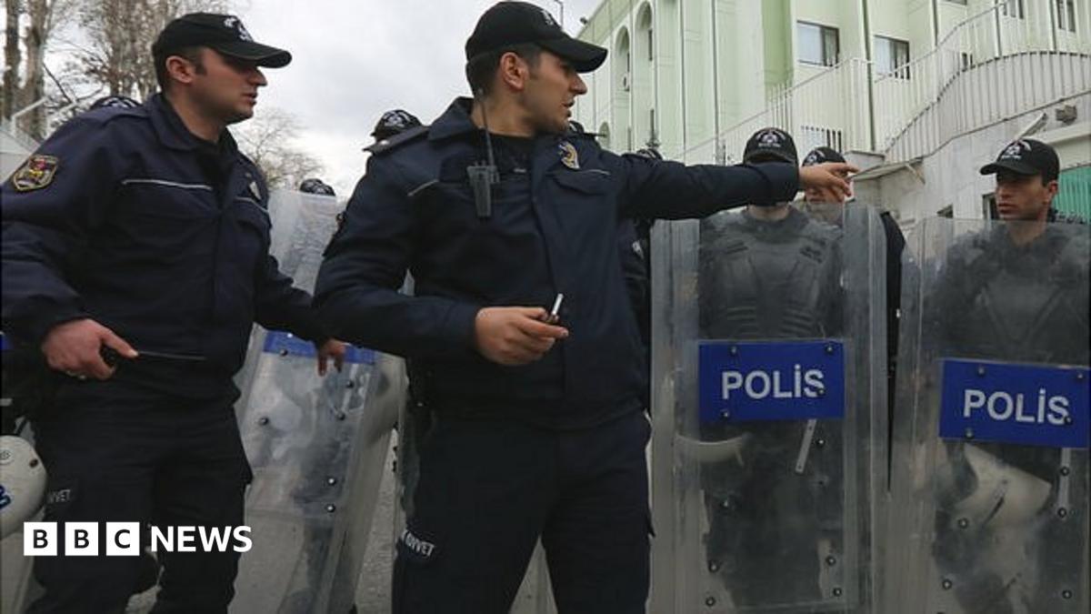 Alarm as Turkey backs new police powers - BBC News