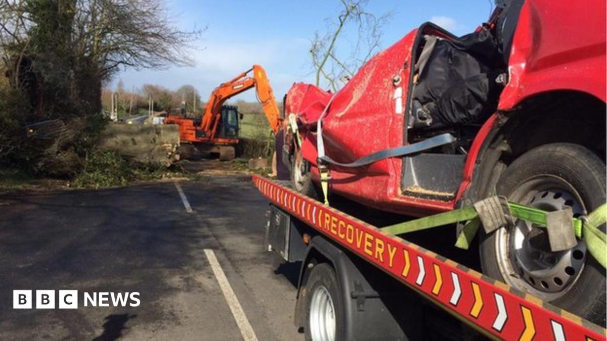 Middletown, County Armagh: Man injured as tree falls on van - BBC News