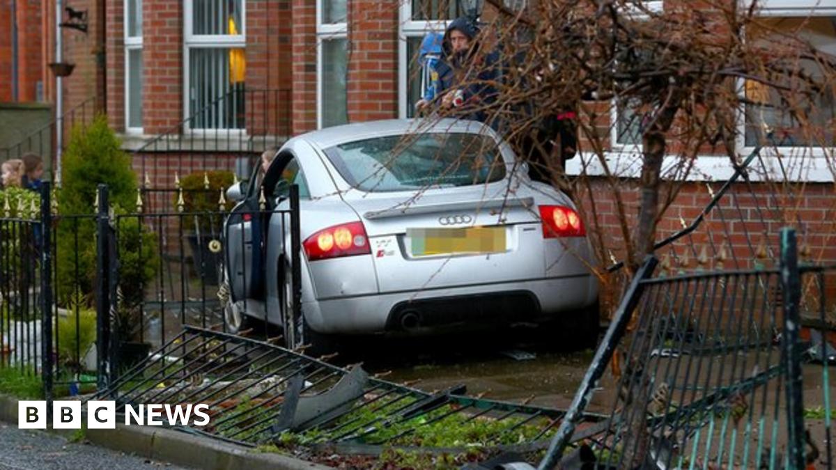 Link between Belfast hijackings investigated - BBC News