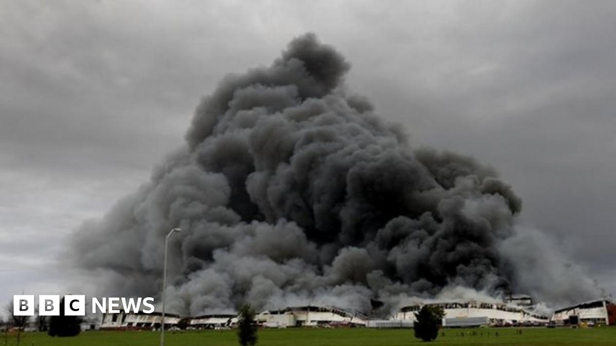 GE warehouse in Kentucky engulfed by massive fire - BBC News
