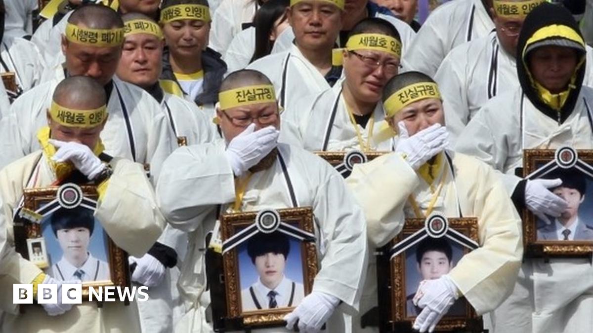 Sewol disaster: Parents march over independent inquiry - BBC News