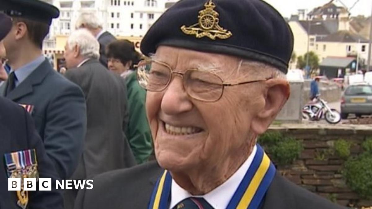Dunkirk veteran Garth Wright leads Plymouth remembrance - BBC News