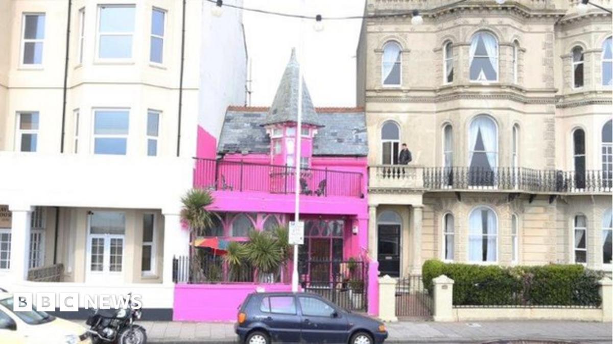 Worthing seafront's pink house prompts a rethink on rules - BBC News