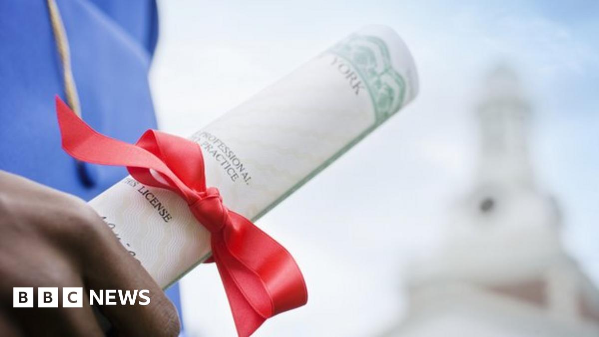 What are the most popular degree courses? - BBC News