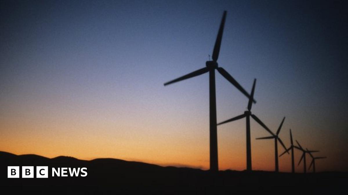 Mochrum Fell wind farm plan attracts 600 objections - BBC News
