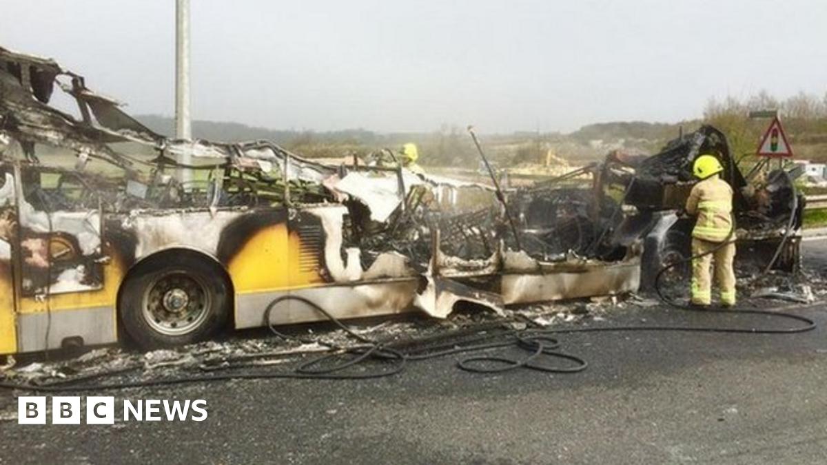 Delays as coach catches fire near M25 in Kent - BBC News