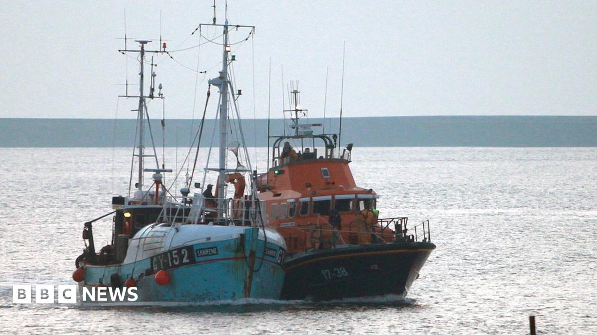 Tynemouth RNLI Lifeboat crew in all-night rescue - BBC News