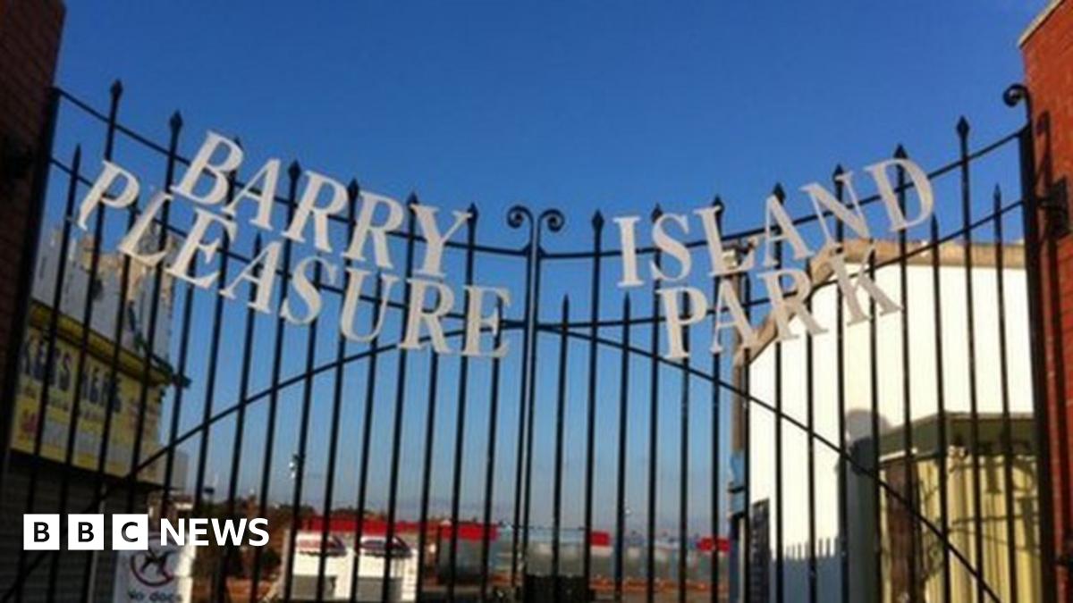 New road layout at Barry Island to ease traffic gridlock - BBC News
