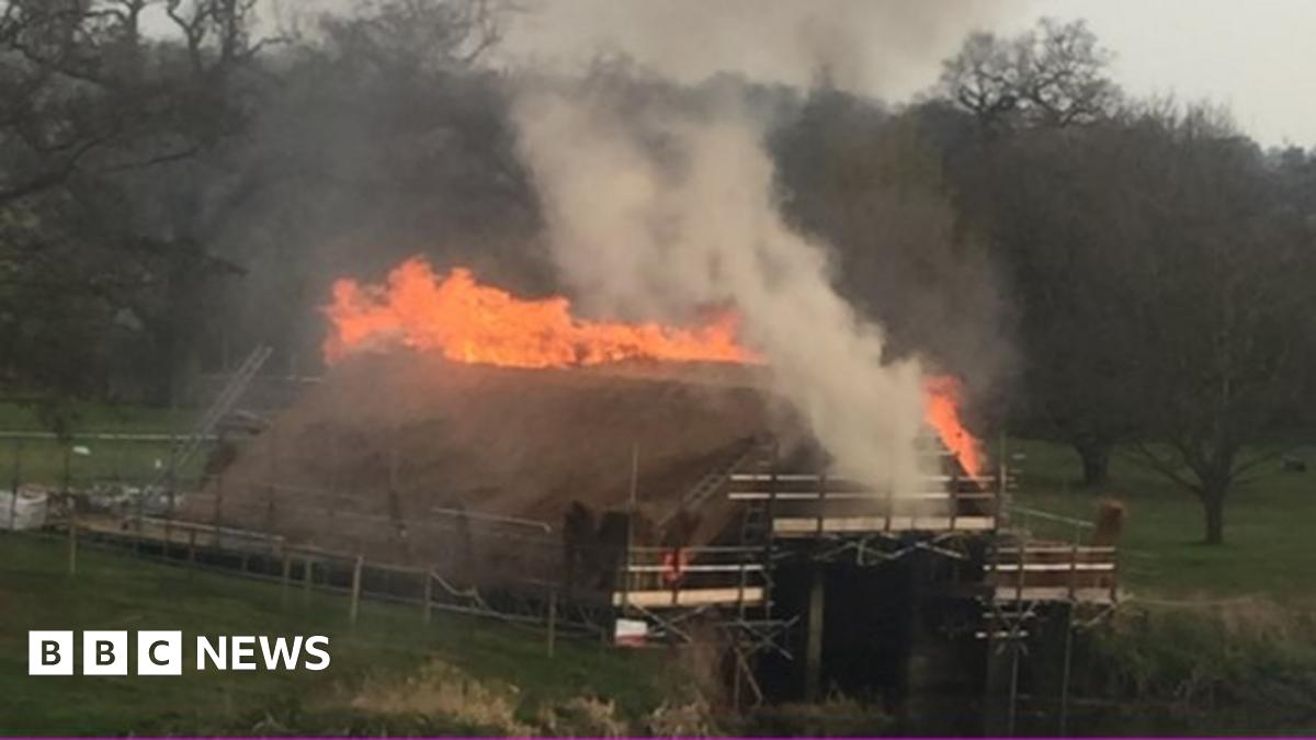 Warwick Castle trebuchet fireball 'sparked boathouse blaze' - BBC News