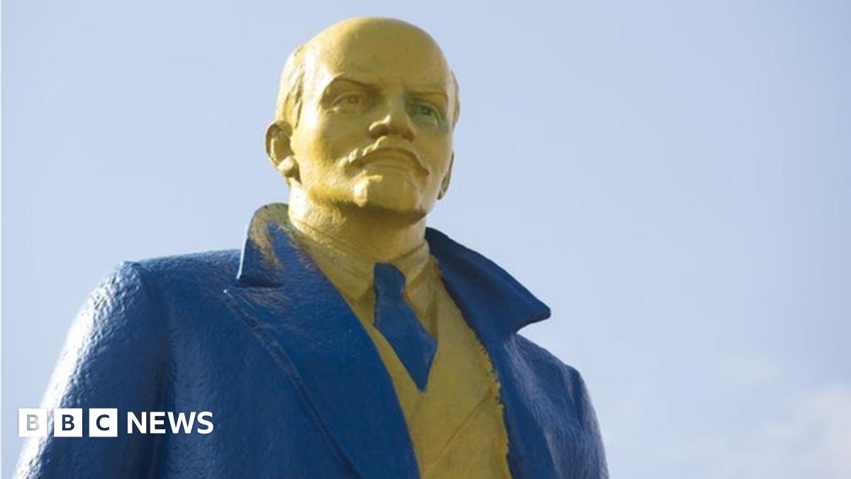 Goodbye, Lenin: Ukraine moves to ban communist symbols - BBC News