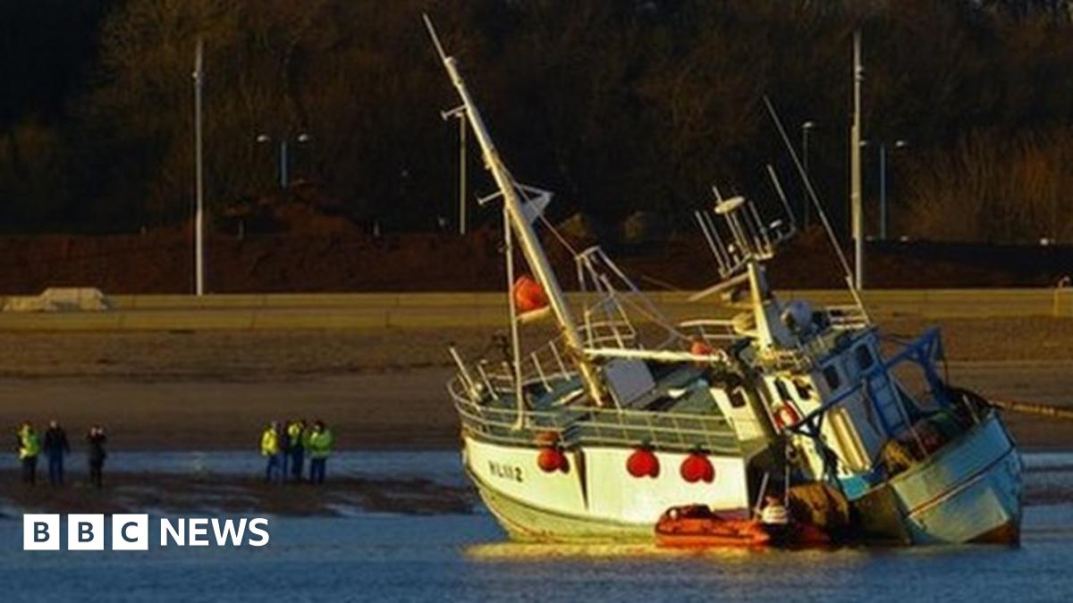 Robert Trueman fined £5,000 after boat hit Tynemouth pier - BBC News