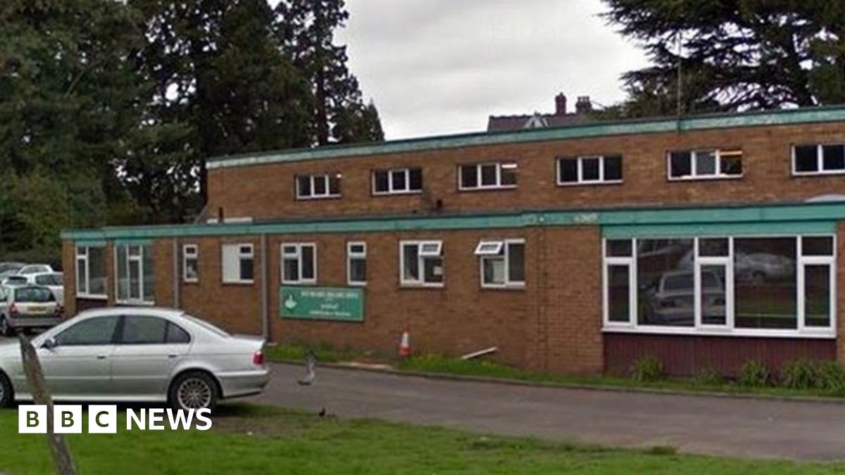 Pig heads dumped outside Solihull 'mosque' - BBC News