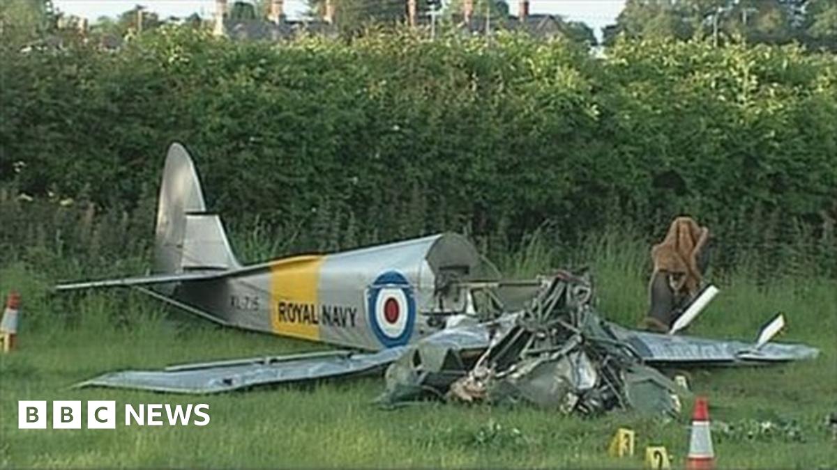 Biplane crash: Pilot's attempted loop-the-loop 'too low' - BBC News