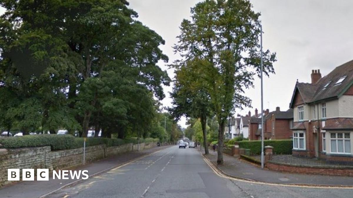 Wolverhampton stabbing: Three arrested in murder inquiry - BBC News