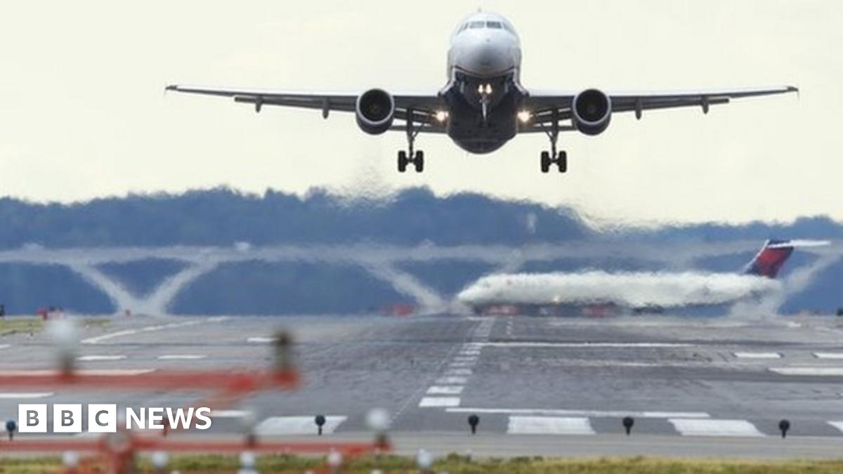 US in-flight internet could be hacked, watchdog warns - BBC News