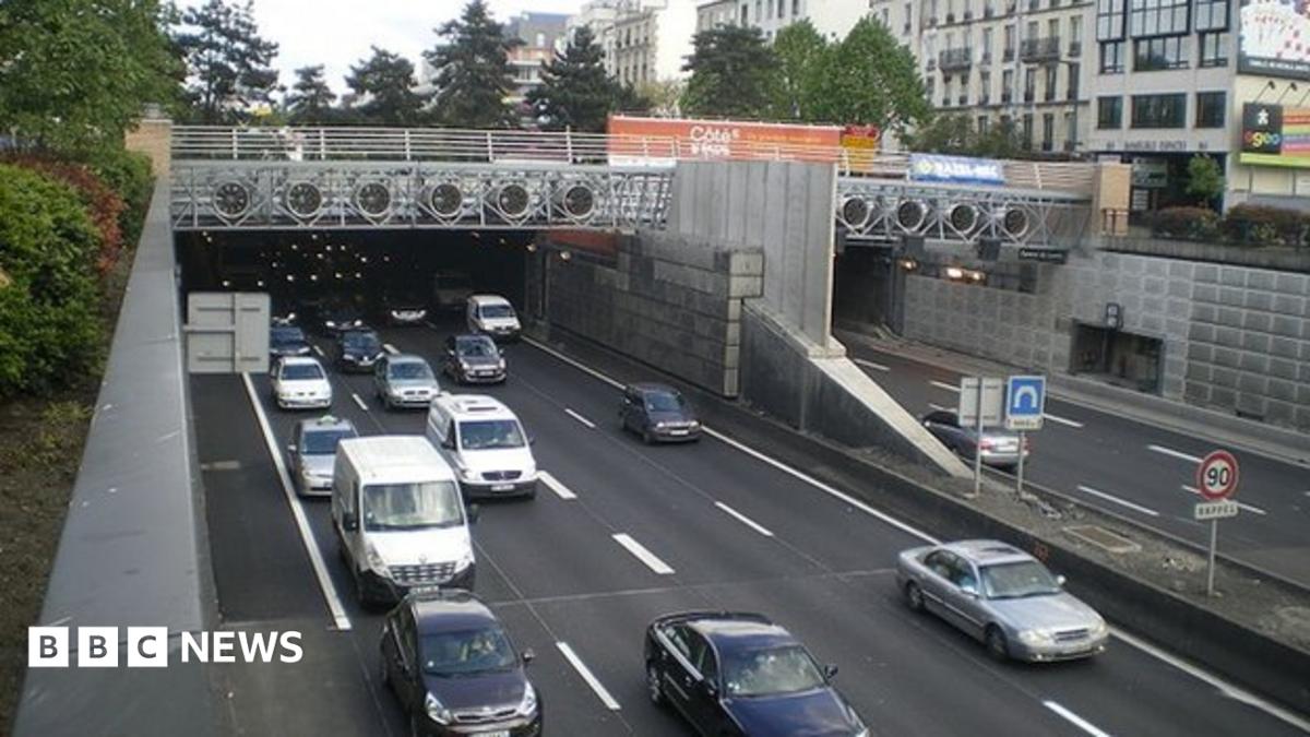 Paris thieves grab €5m bag of jewels in tunnel raid - BBC News