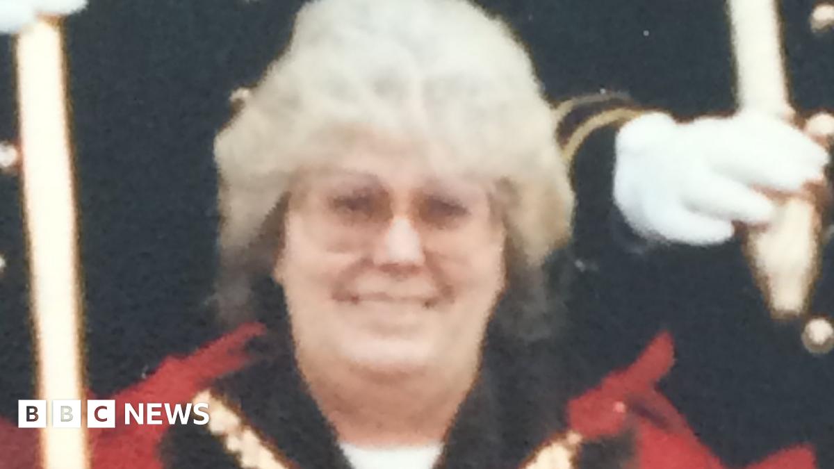 Slough flag at half mast after death of former mayor - BBC News