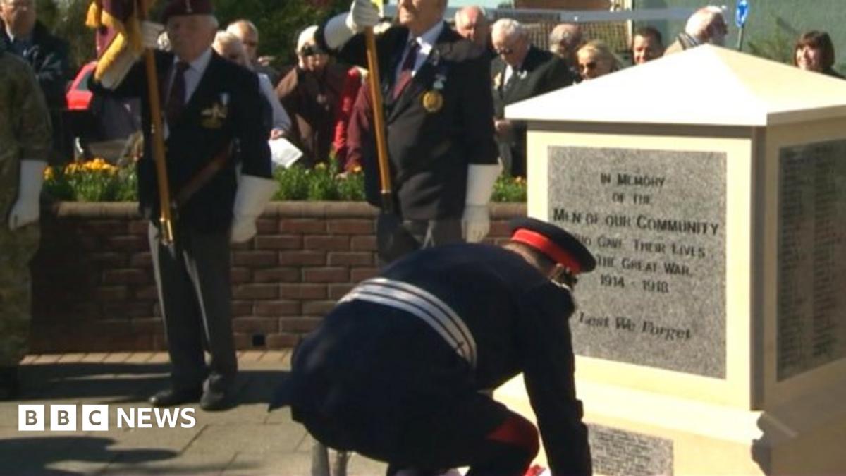 Chadsmoor war dead honoured with memorial after 100 years - BBC News