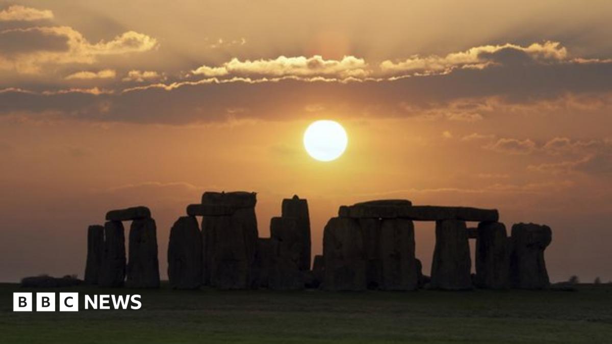 Stonehenge's tallest stone 'points at winter sunrise' - BBC News