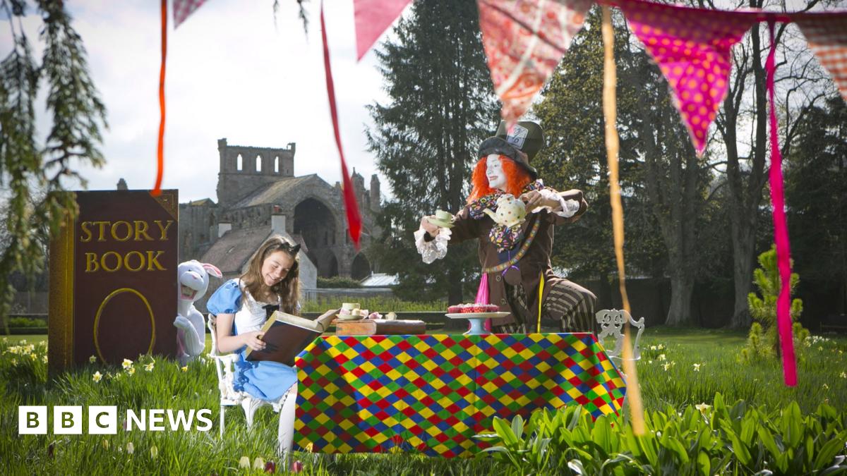 Borders Book Festival line-up 'biggest ever' - BBC News