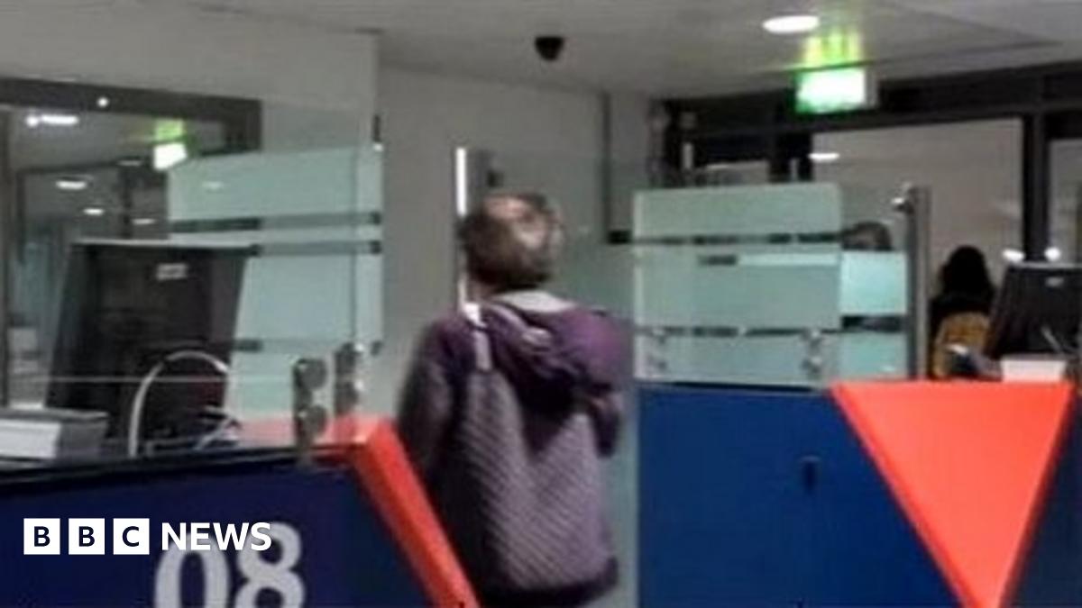 Manchester Airport 'security breach' investigated - BBC News