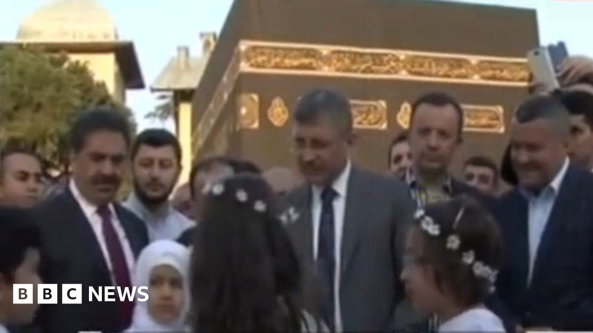 Turkey: 'Model Mecca' opens in Istanbul district - BBC News