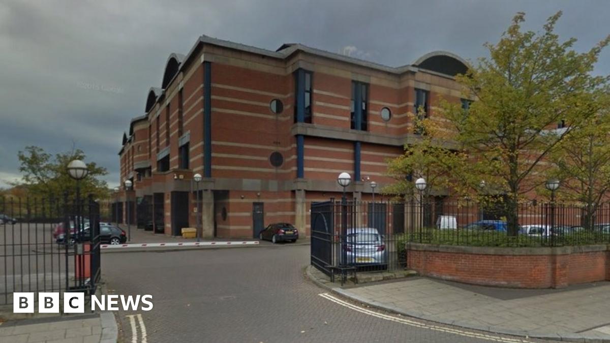 Man cleared of attacking couple on Lanzarote cruise - BBC News