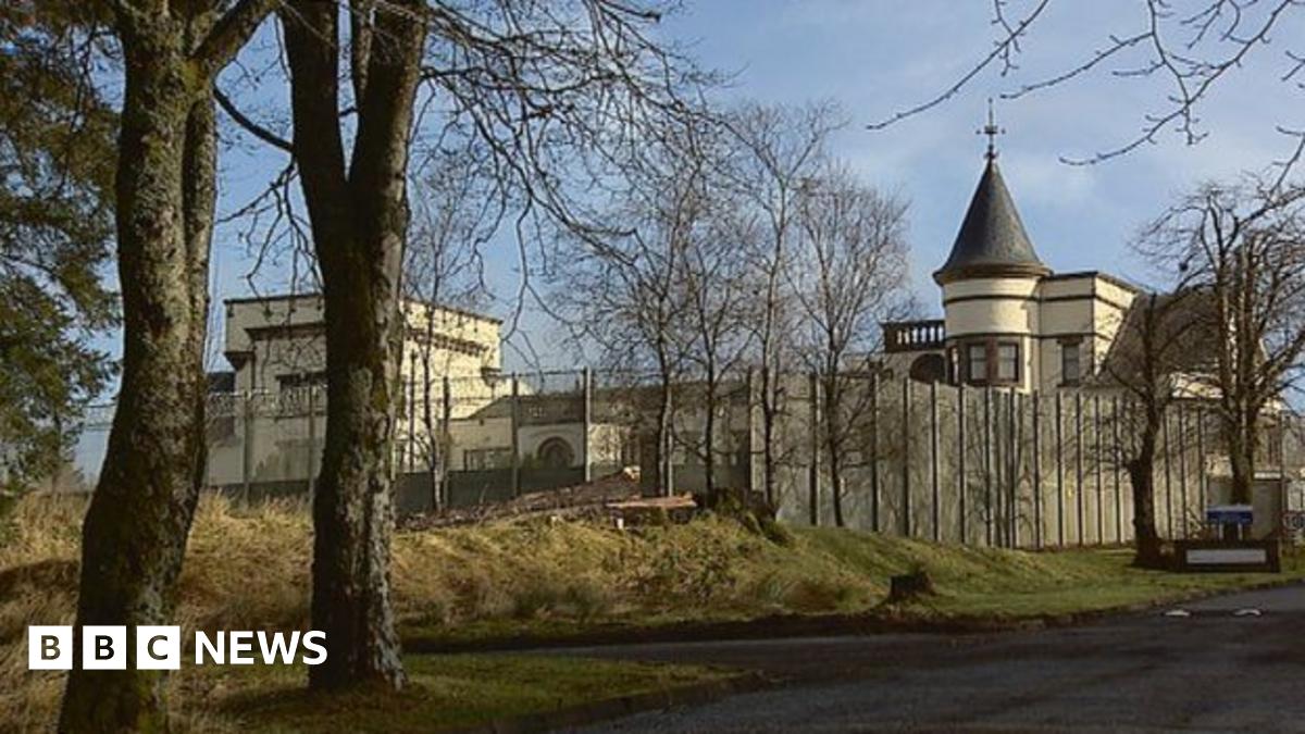 Prison watchdog concerned about Dungavel detainees - BBC News