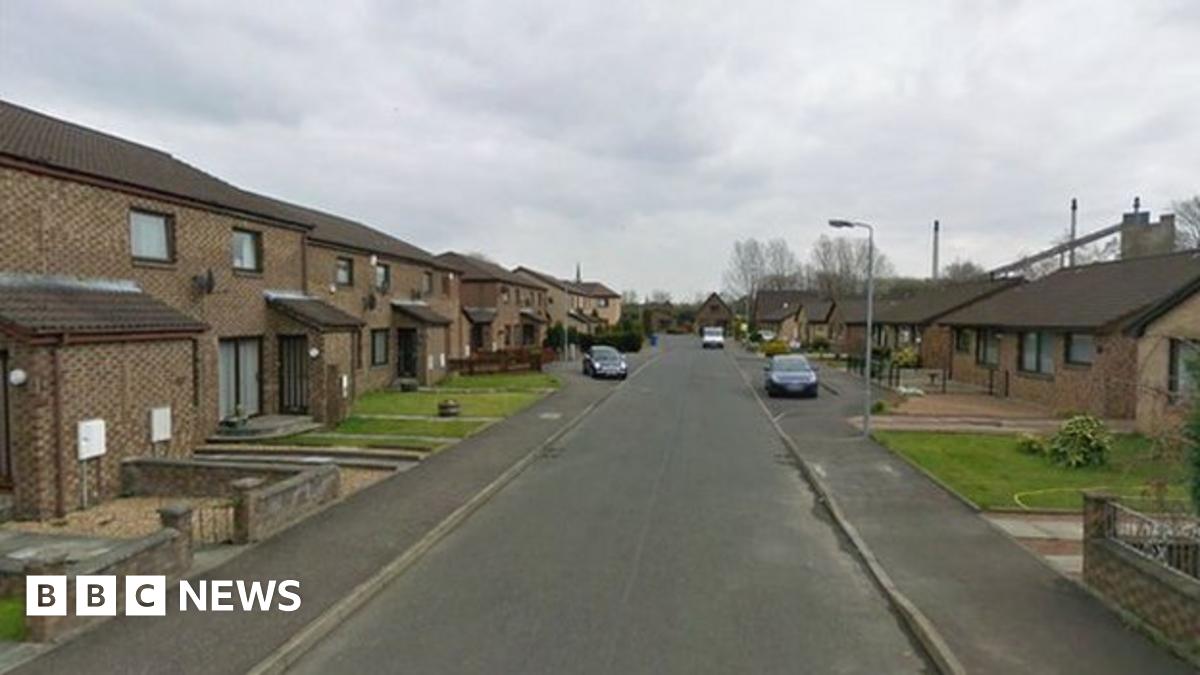 Man found in Alloa street with 'serious' head injury - BBC News