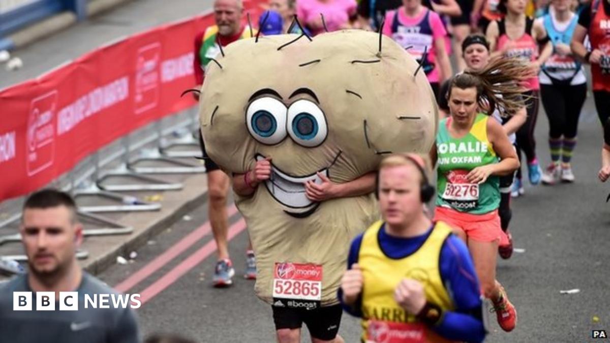 In pictures: London Marathon runners - BBC News