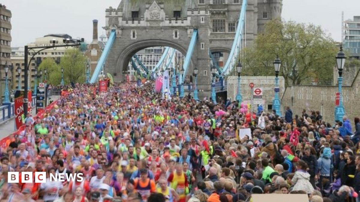 London Marathon: Thousands take part in biggest race - BBC News