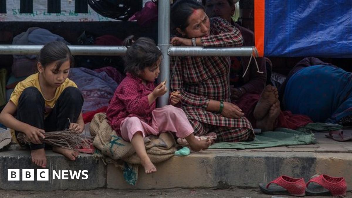 Nepal earthquake: Survivors left homeless and hungry - BBC News
