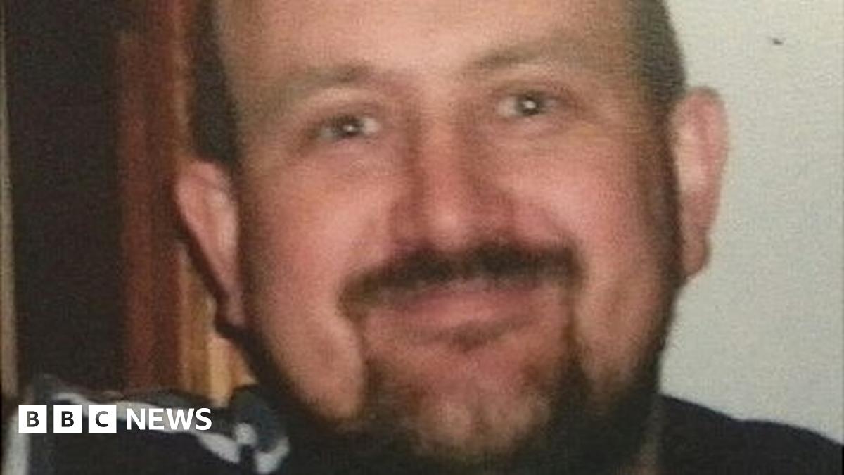 Paul Armstrong death: Car crash victim was 'brilliant dad' - BBC News