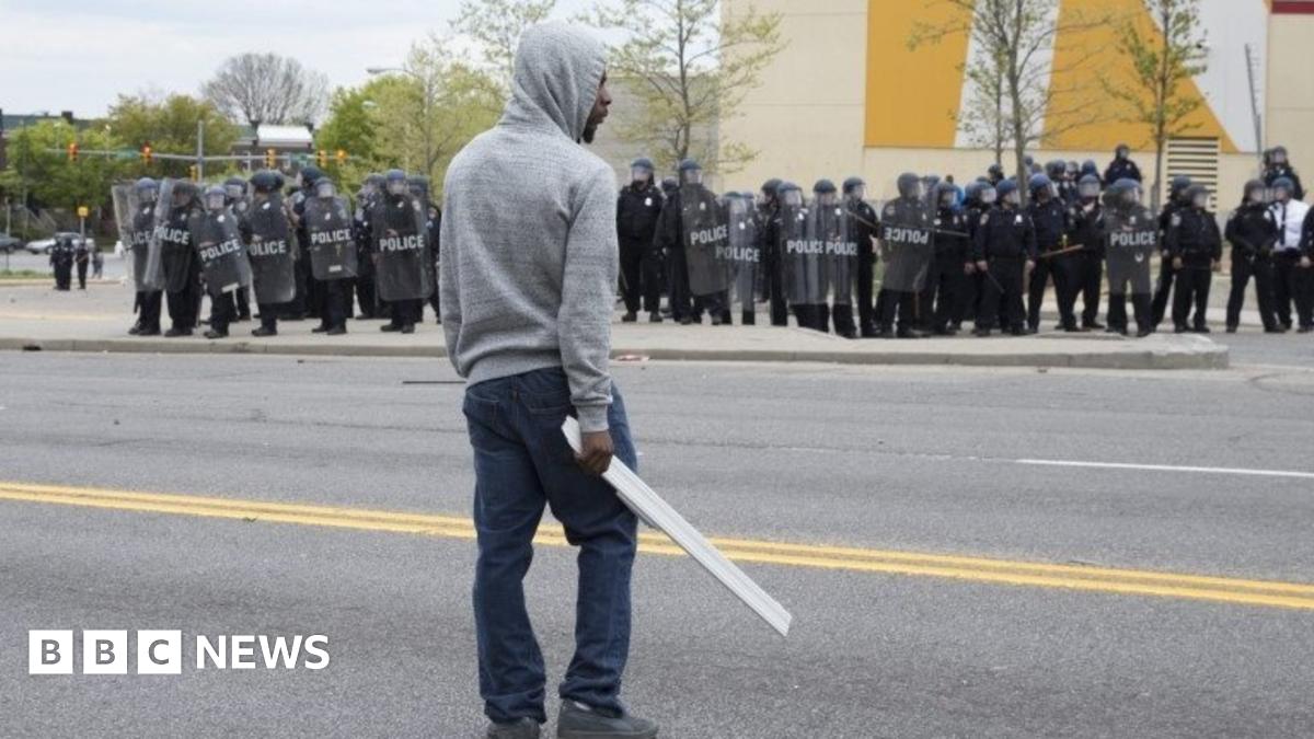 Baltimore riots: Obama condemns 'criminals' - BBC News