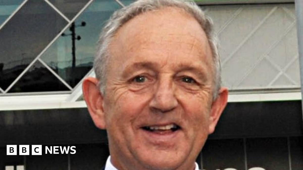 Keith Wakefield to stand down as Leeds City Council leader - BBC News