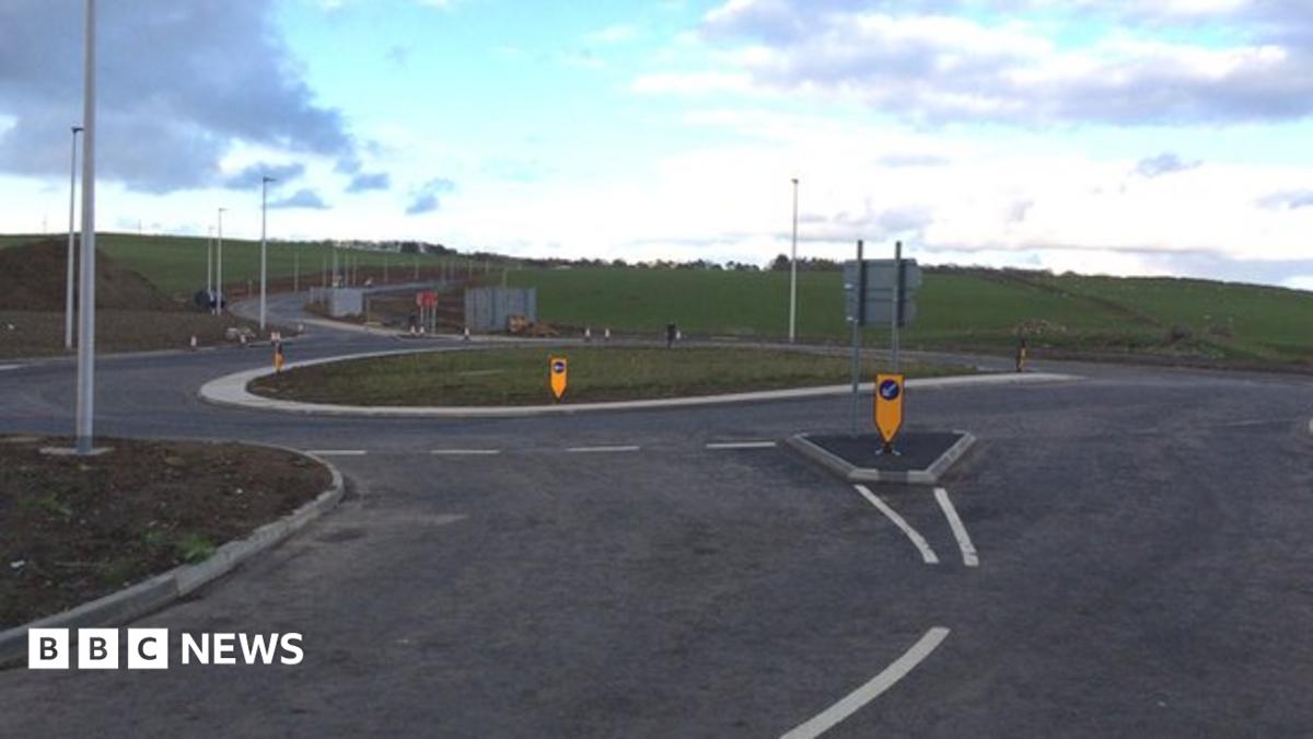 Inverurie link road opens year after being built - BBC News