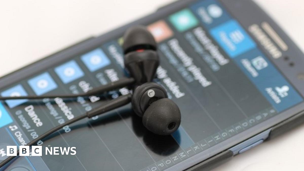 Grooveshark music-sharing service closes down - BBC News