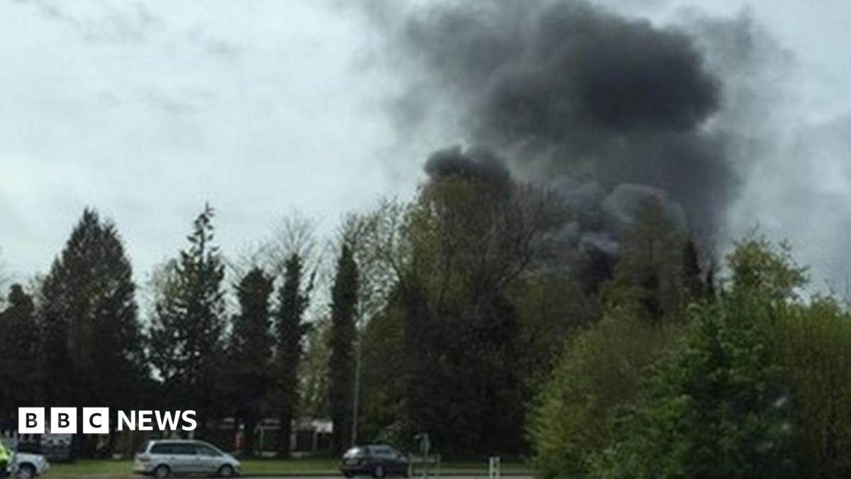 Redditch industrial estate fire tackled by crews - BBC News