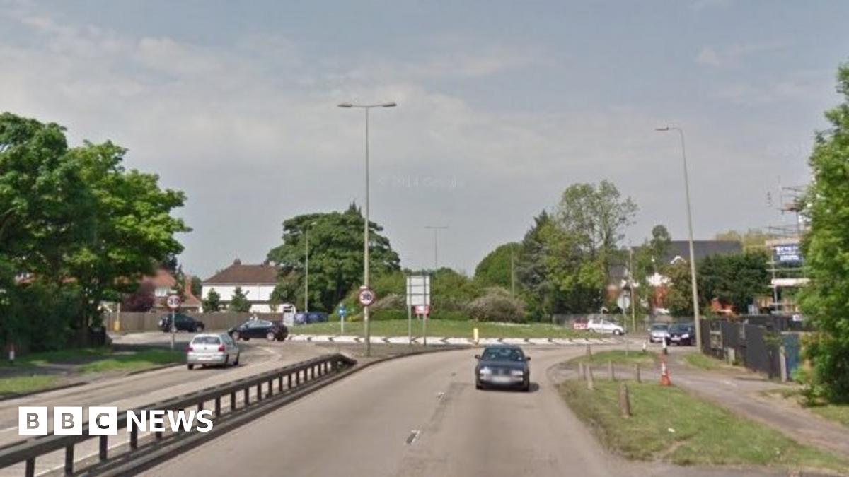 Oxford car crash kills pedestrian - BBC News