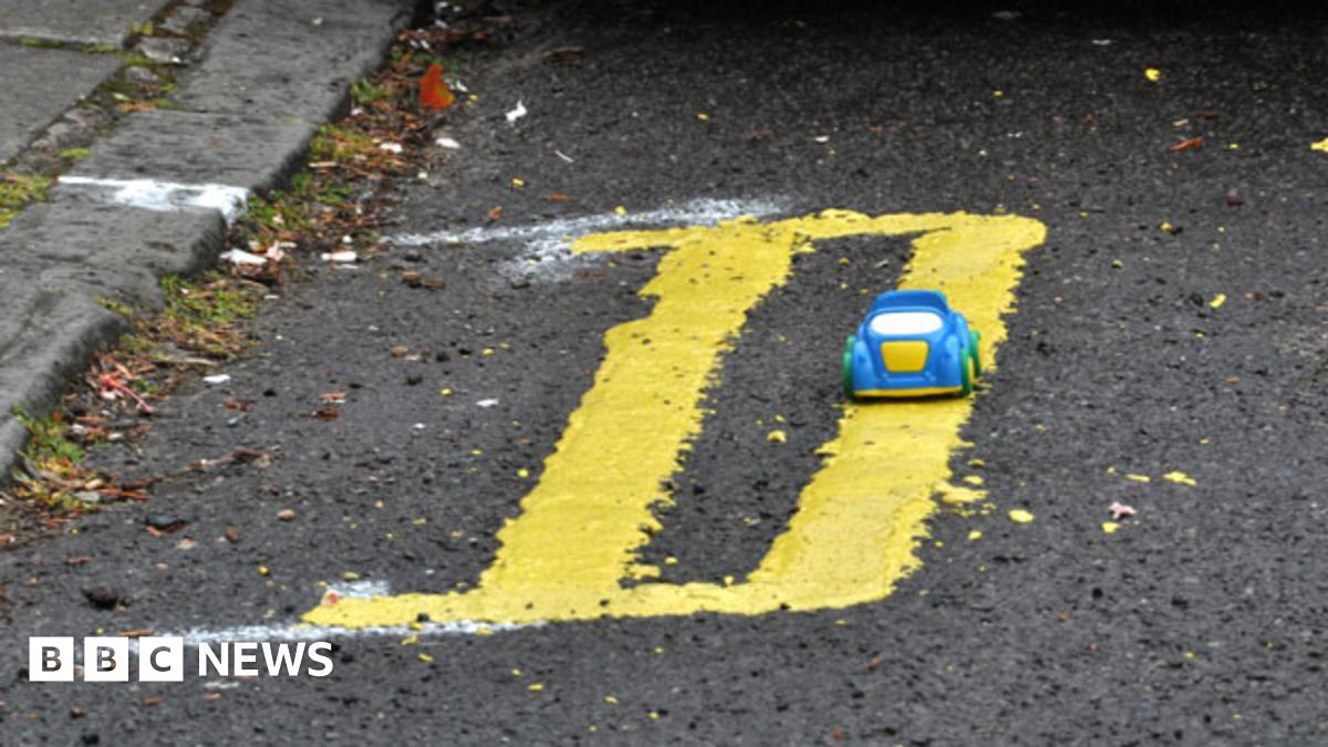 Short yellow lines in Bristol dubbed 'ludicrous' - BBC News