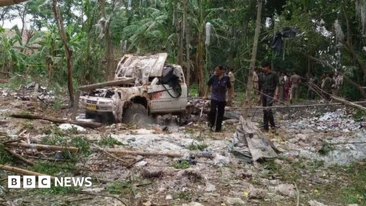 India illegal fireworks factory explosion 'kills 11' - BBC News