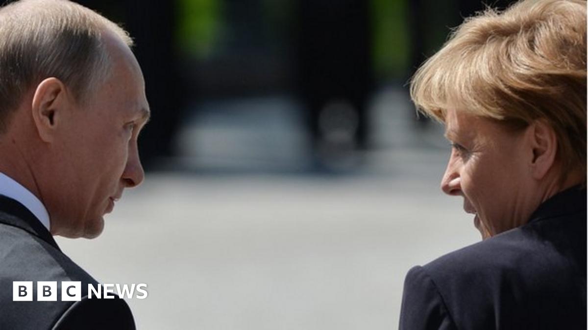 Germany's Angela Merkel in Moscow to mark end of WWII - BBC News