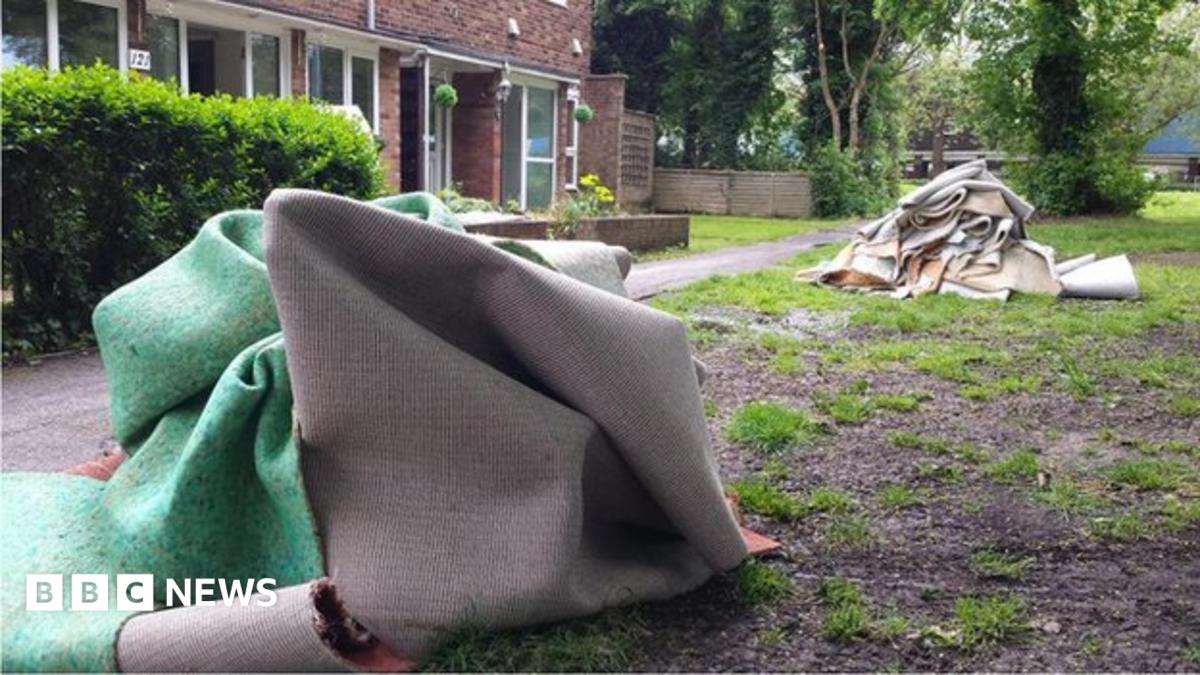 Basildon homes flood after water pipe bursts 'again' - BBC News