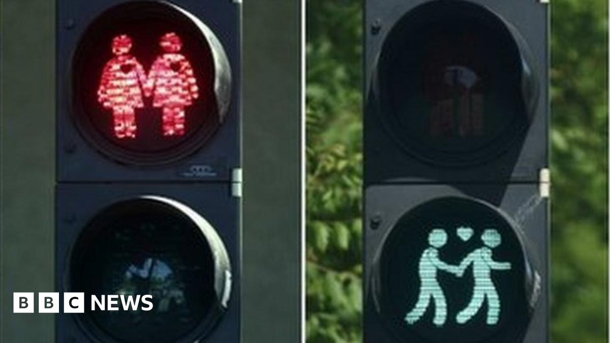 Vienna brings in gay pedestrian crossing lights - BBC News