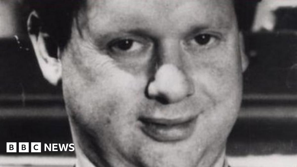 'Lost' Dylan Thomas notebook on display in Swansea - BBC News