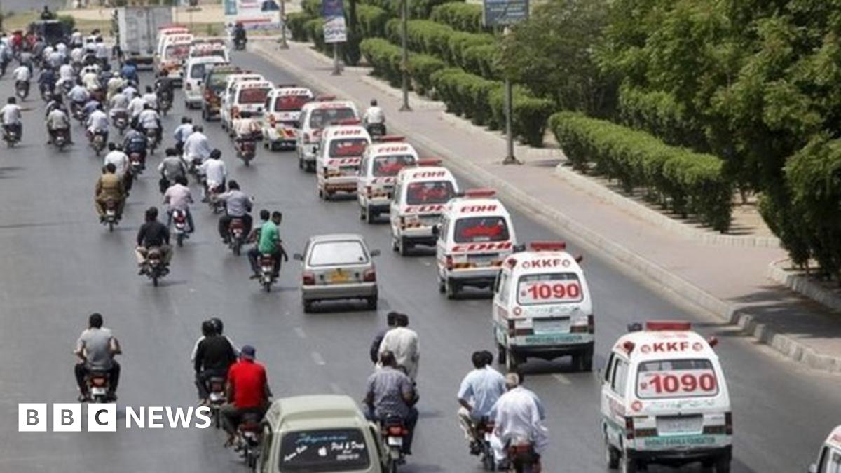 Karachi bus massacre: Mass funeral for Ismaili Shias - BBC News
