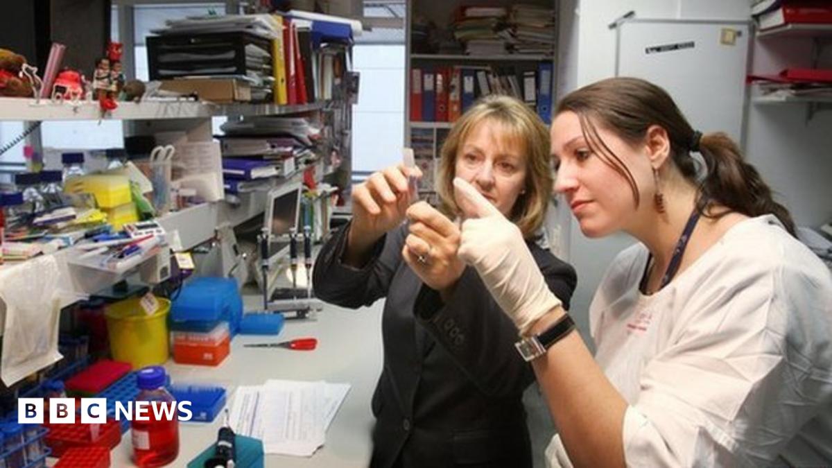 Australian scientists lament research cuts in budget - BBC News